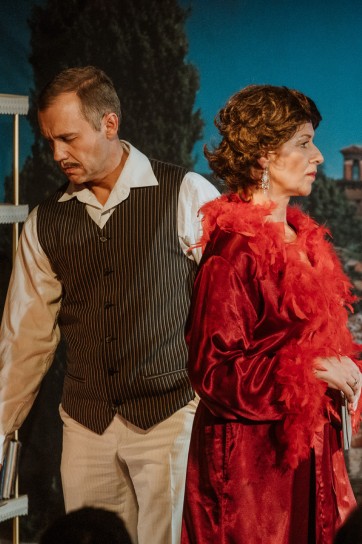 Divi duči sārtu rožu - biļetes Biļešu Paradīzē